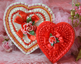 My Paisley World: Frilly, Vintage Heart-Shaped Valentine Candy Boxes