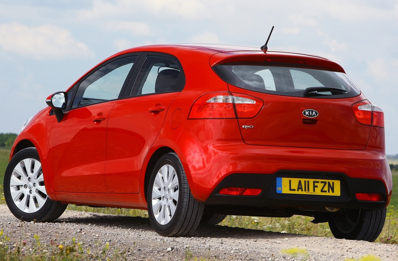 APRESENTAÇÃO: Novo Kia Rio chega em Setembro. Versão Diesel 1.1 somente ...