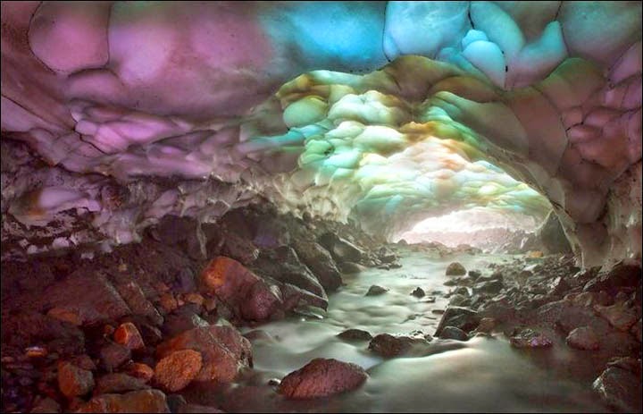 EL EMBRUJO DE GAIA: LA CUEVA DEL VOLCÁN MUTNOVSKY