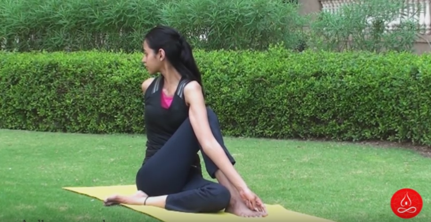 Torsion de la columna vertebral-Ardha-Matsyendrasana - Bikram Yoga ...