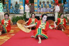 WELCOME TO CULTURE SOUTH OF SULAWESI: DANCE GANDRANG Bulo and Pakarena ...