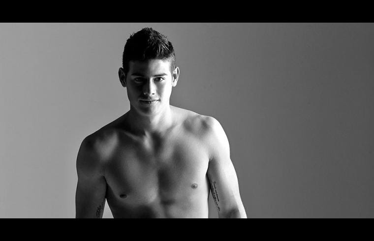 JAMES Rodríguez se DESTAPA...su bello cuerpo anuncia marca de ropa ...