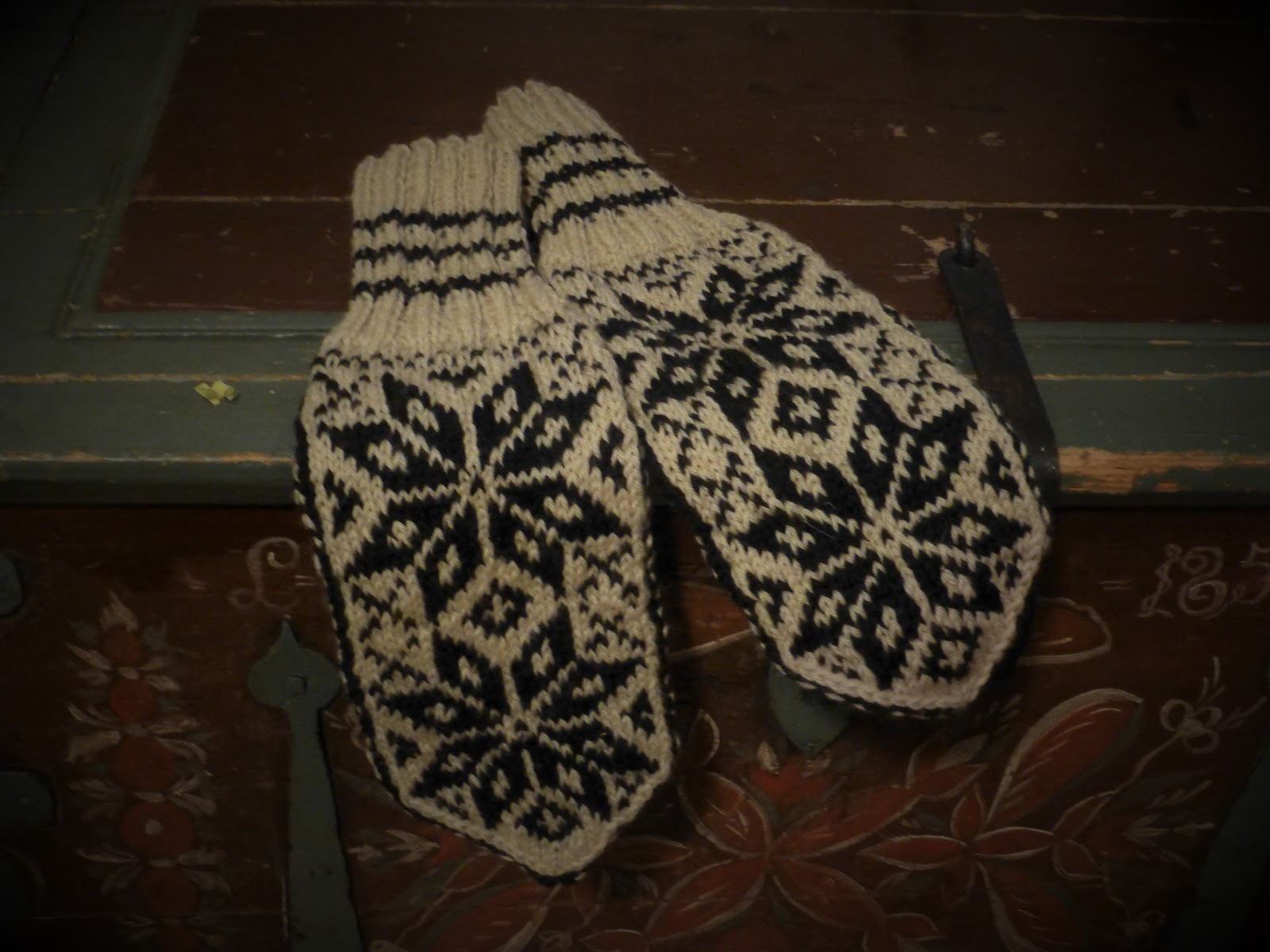 How to knit selbu mittens