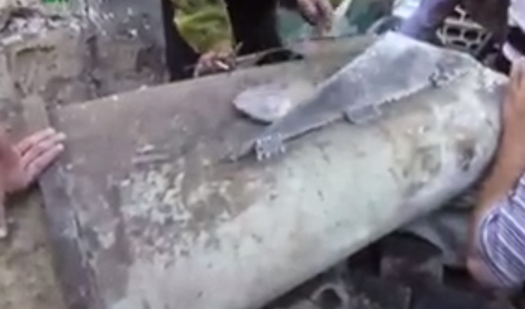 Brown Moses Blog: Evidence Of Very Large DIY Barrel Bombs Being ...