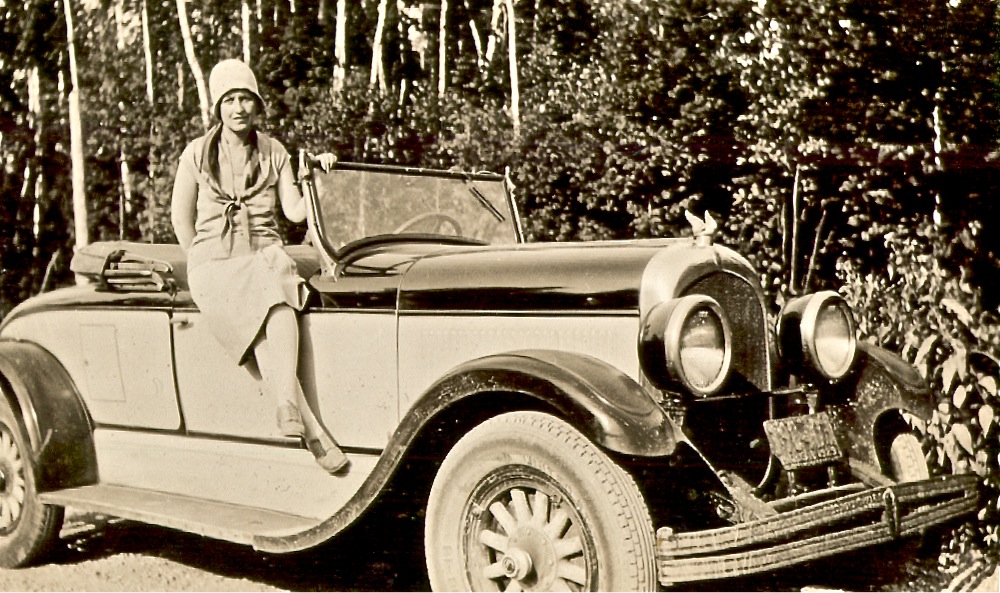 22 Funny Vintage Photos of Flappers Posing With Their Cars From the ...