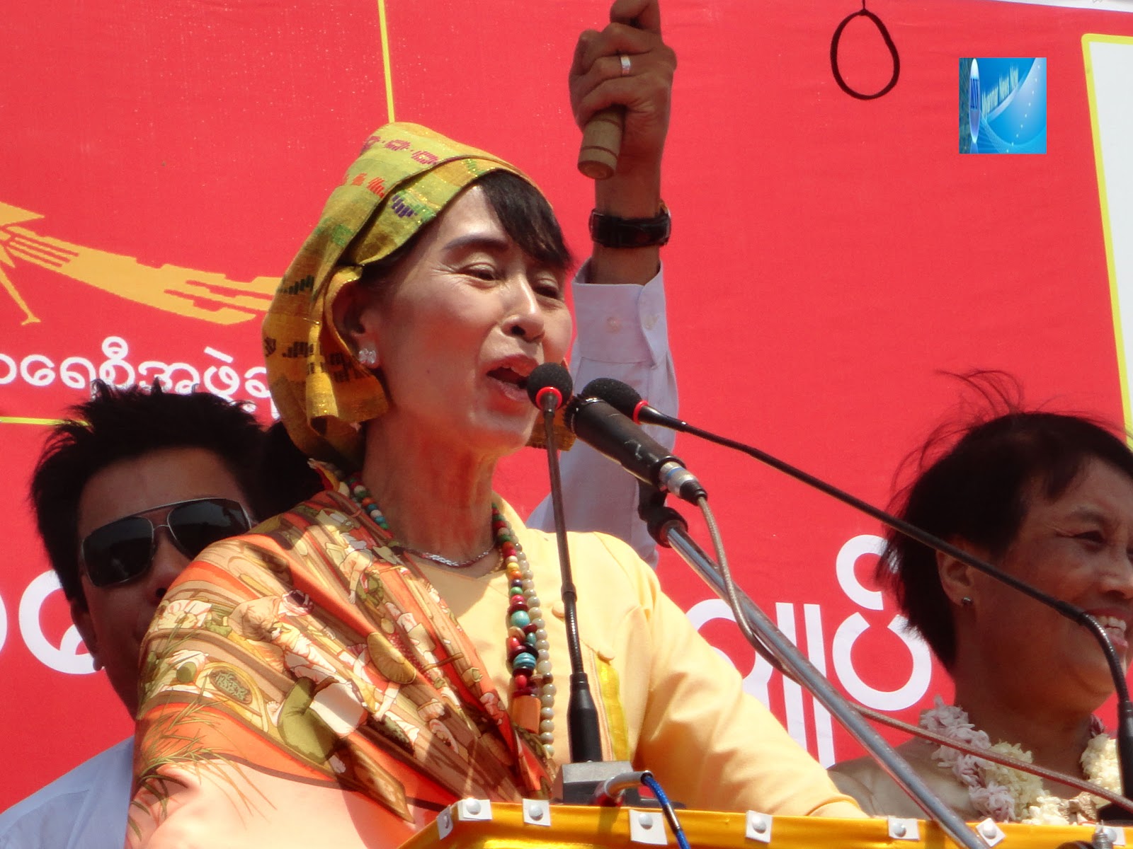SHWE BO THAR LAY: ေဒၚေအာင္ဆန္းစုၾကည္ အား ကေလာျမဳိ ့လူထုေသာင္းႏွင့္ခ်ီၾက ...