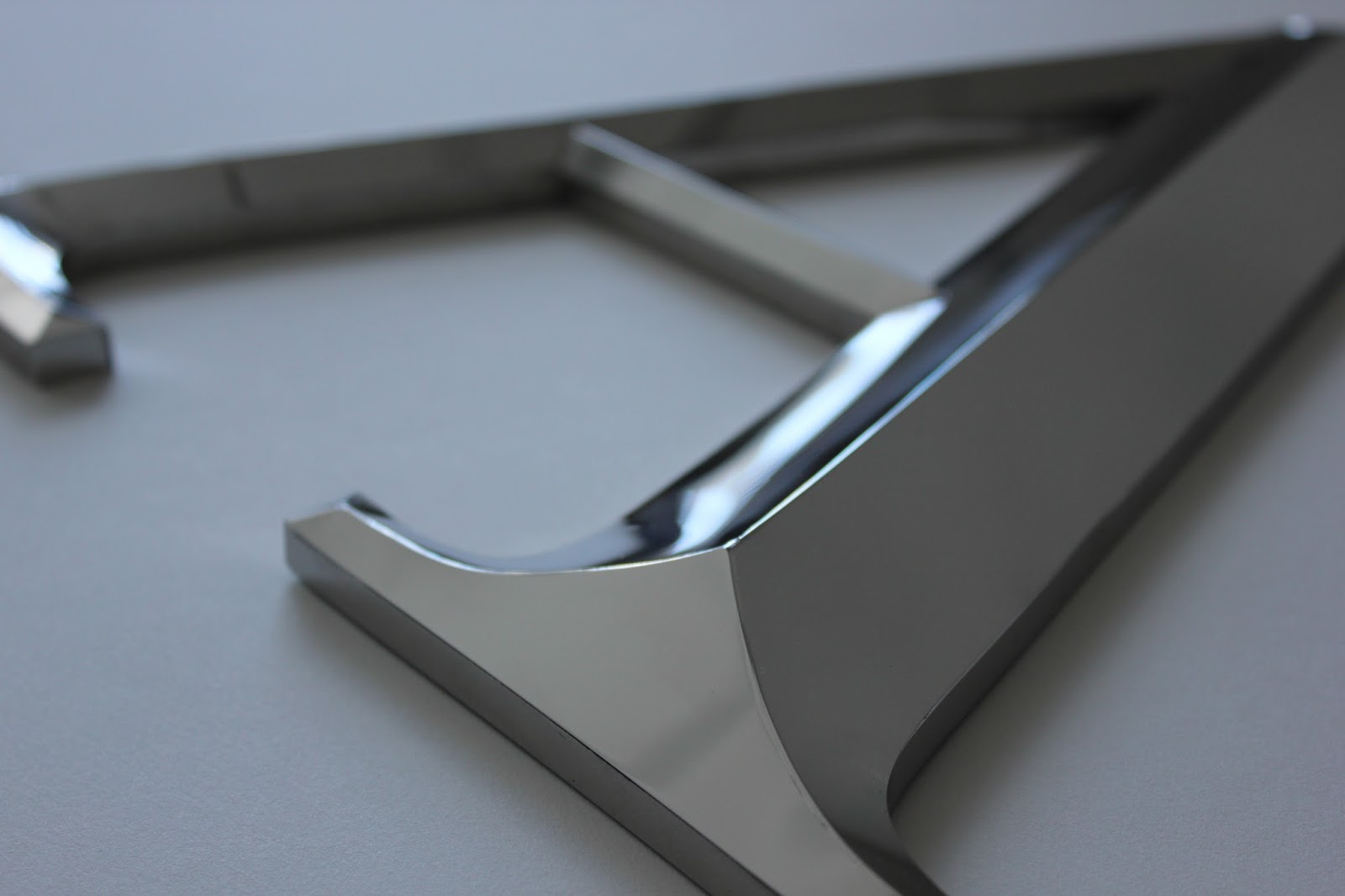 Sign desigN: Prismatic stainless steel letters