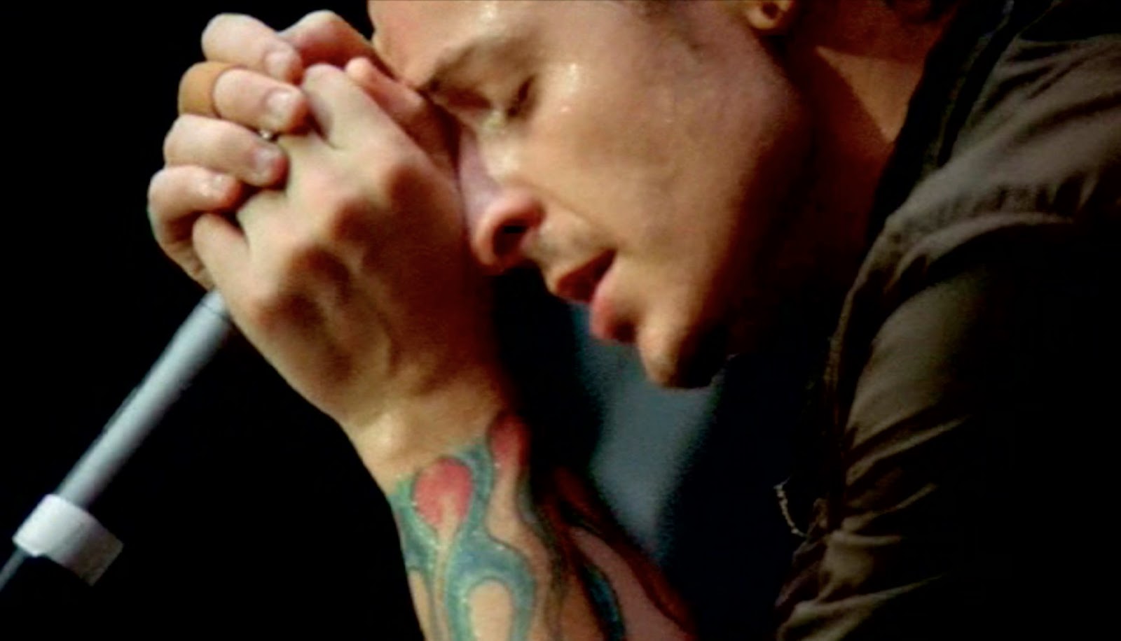 THE PINEAPPLEIST: [MUSIC] CHESTER BENNINGTON, A LEGEND