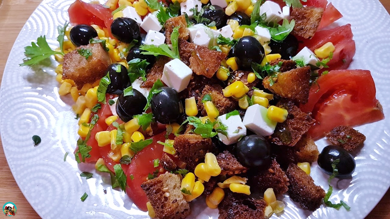 Ensalada con pan frito - ¡Huele Bien!