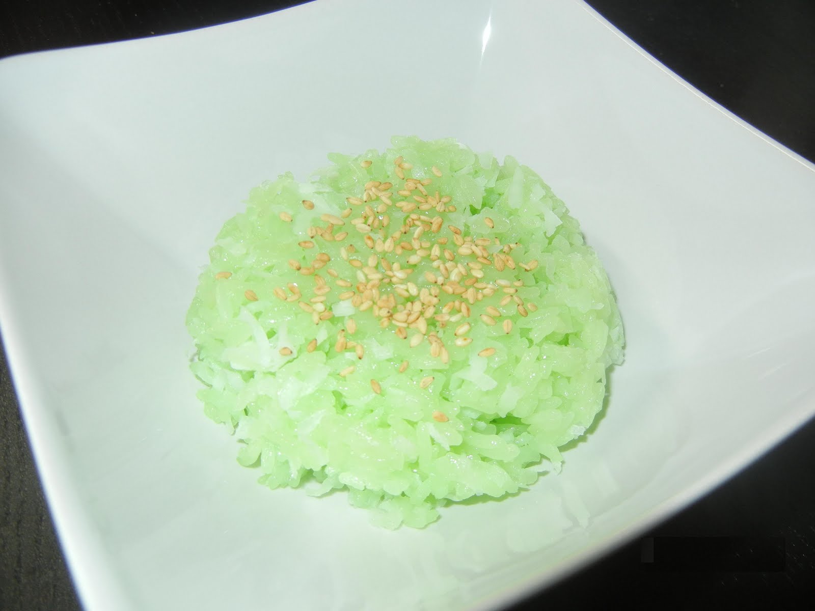 Foodilicious: Xoi La Dua - Vietnamese Coconut Pandan Sticky Rice