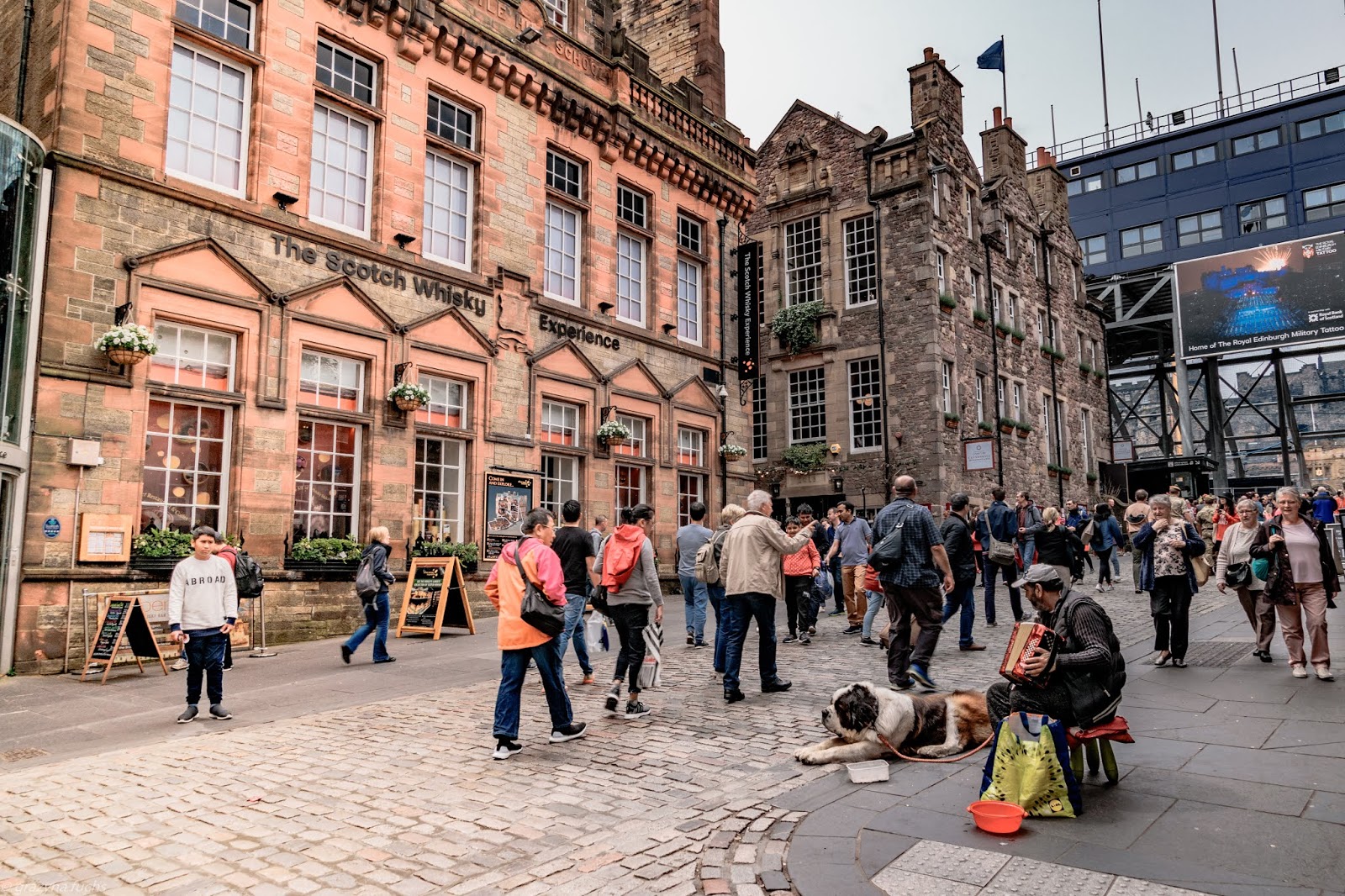 Enjoy your time with beautiful places: On the streets of Edinburgh
