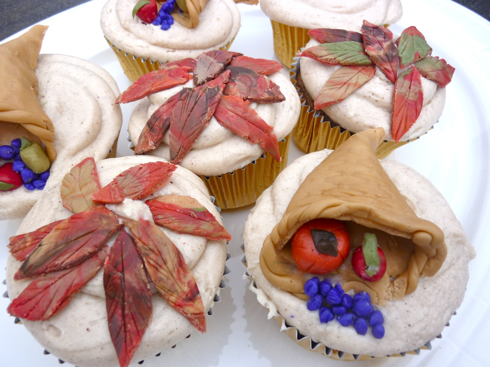 Cornucopia Apple Pie Spice Cupcakes with Cinnamon Caramel Buttercream ...