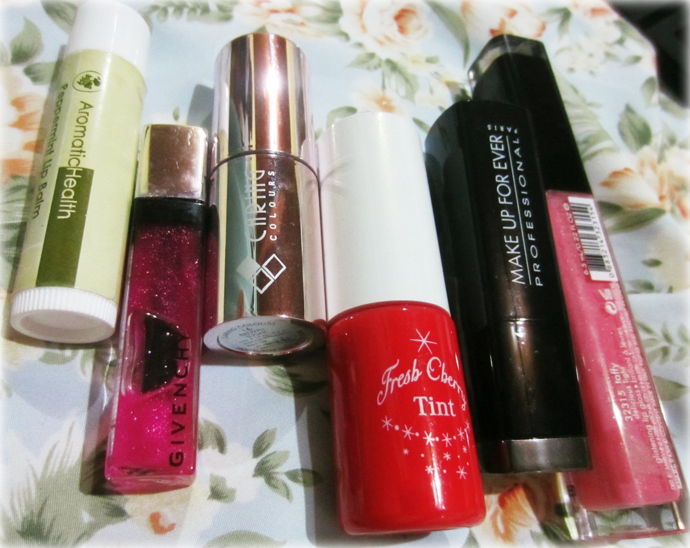 What's Inside My Daily Makeup Bag - Two Thousand Things