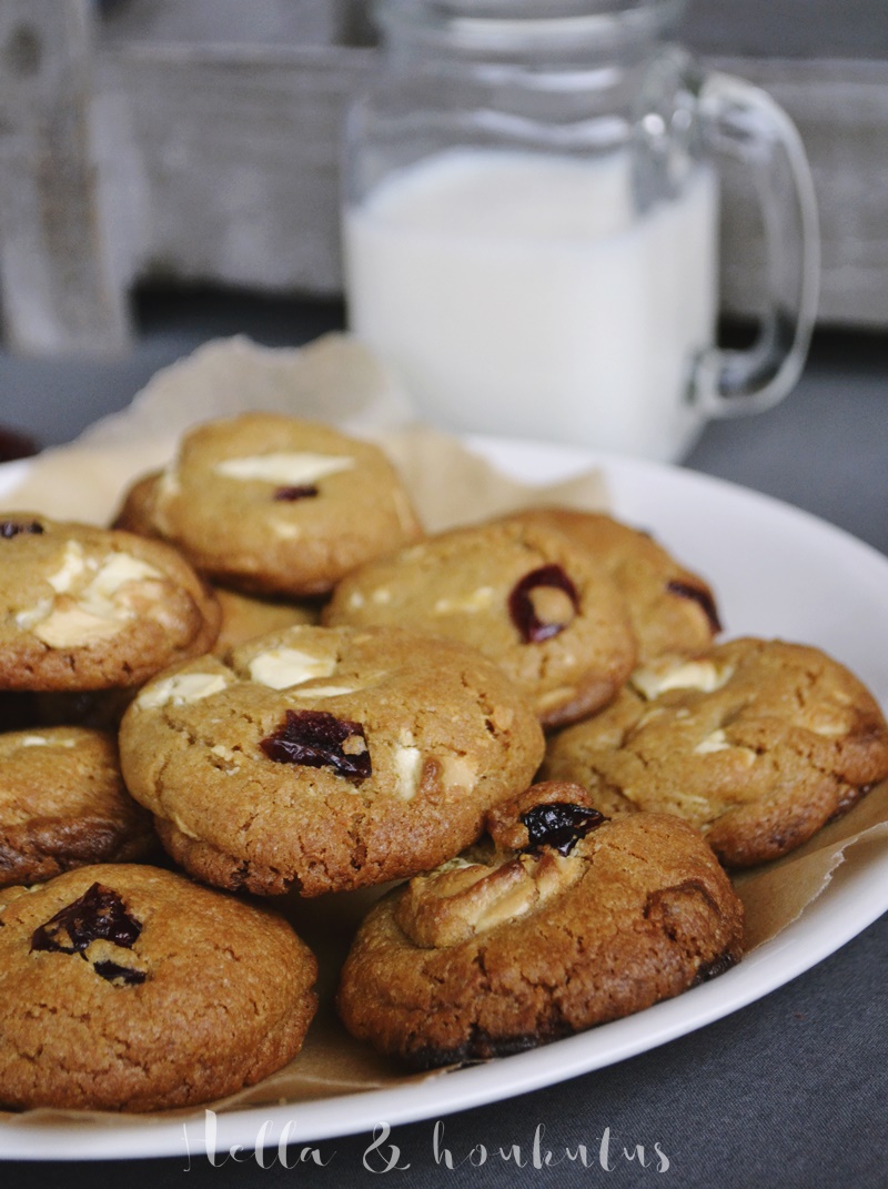 Hella & houkutus: Ihan parhaat valkosuklaa-karpalo cookiet