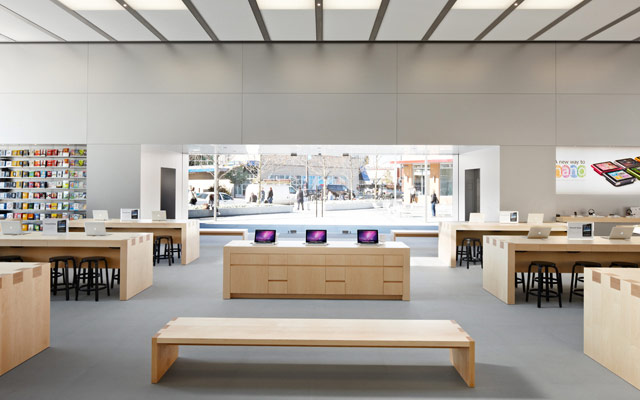 The Apple Store doing their Black Friday 2011 | MacMyth