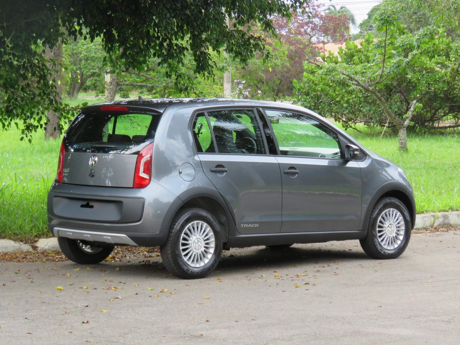 VW Up! Track 2017: consumo, preço, avaliação - vídeo