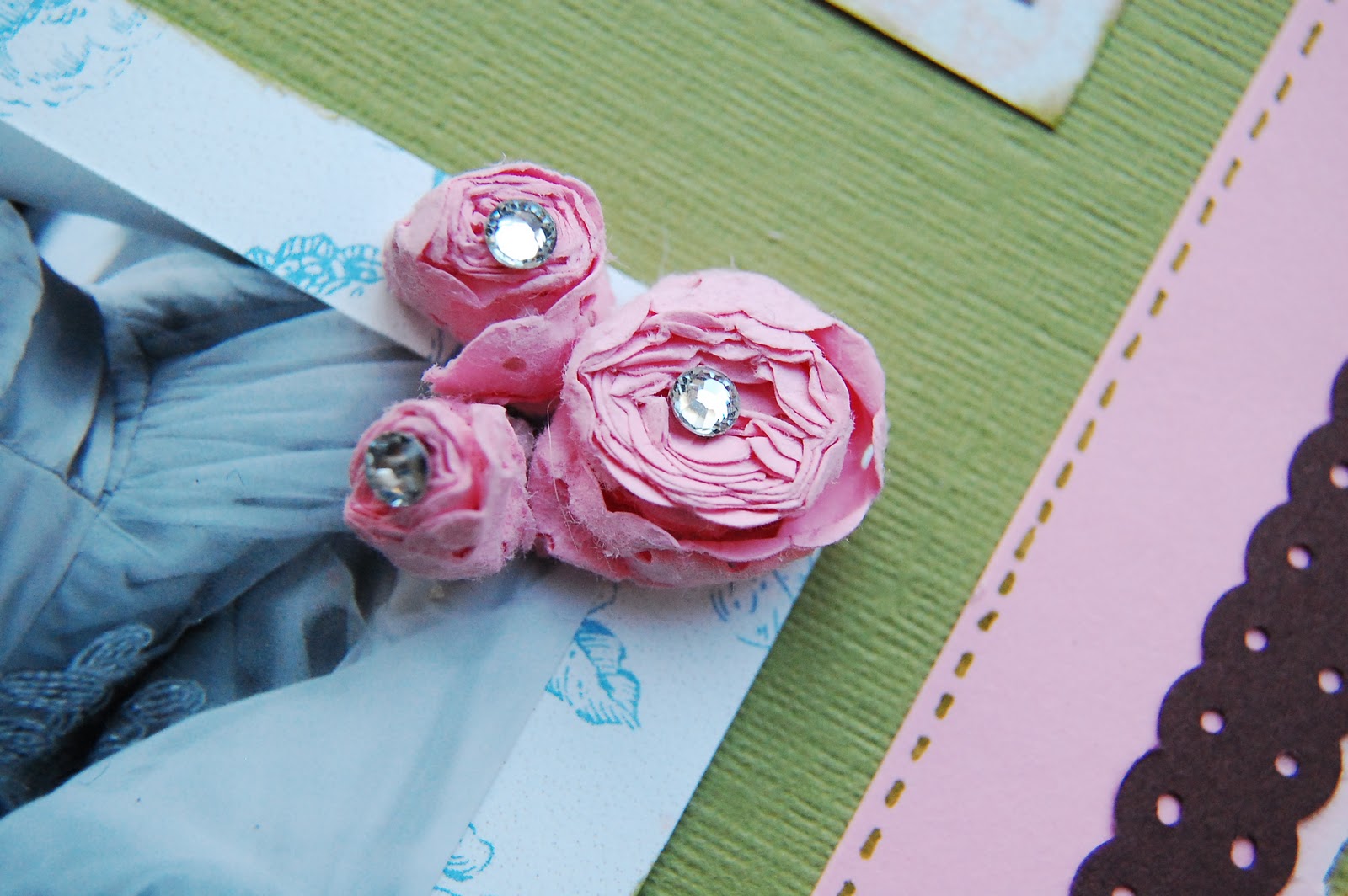 CRAFTY RED: Mini Flower Tutorial