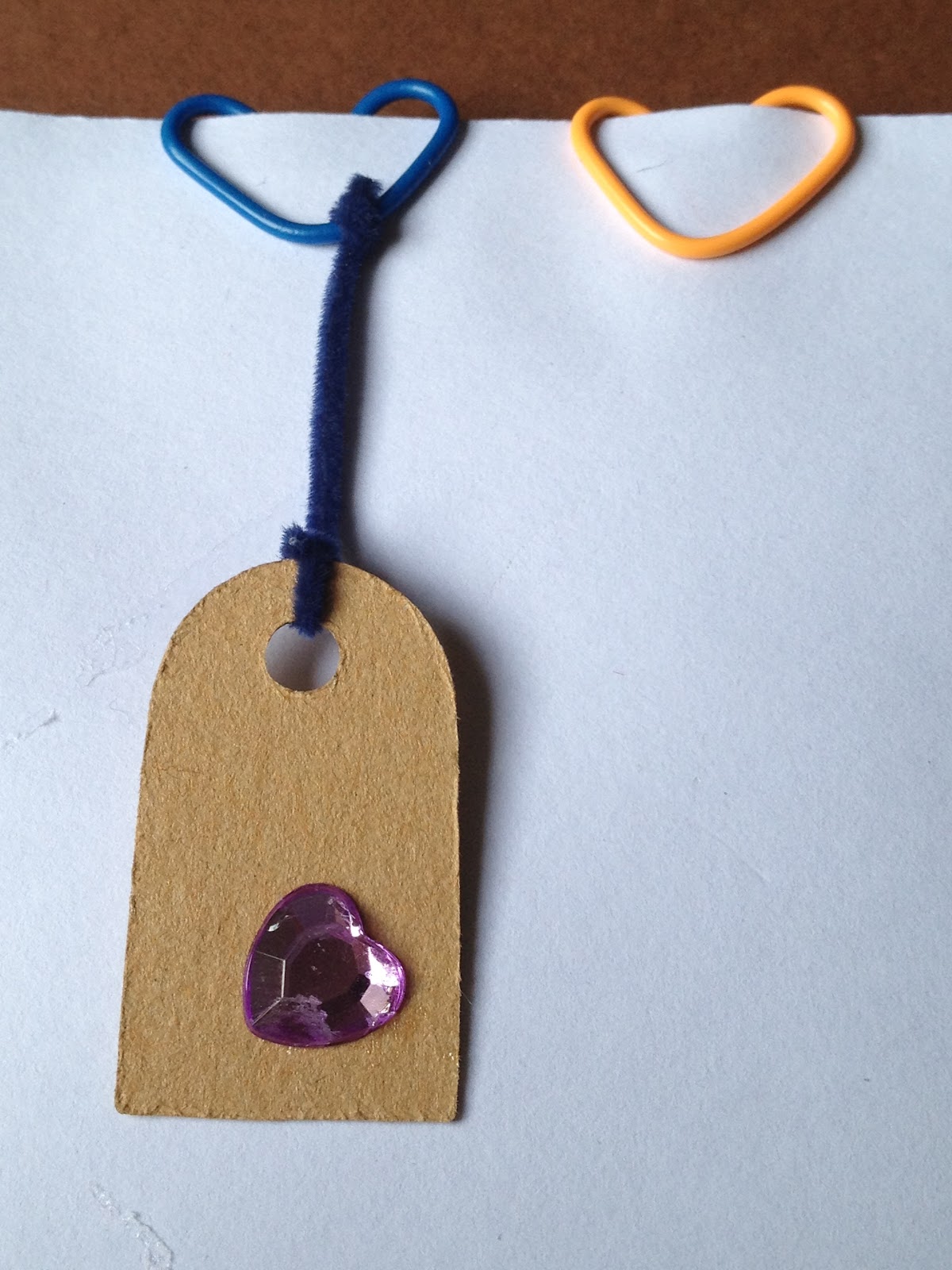 Feel the Scrap: Clips reciclados en forma de Corazón.