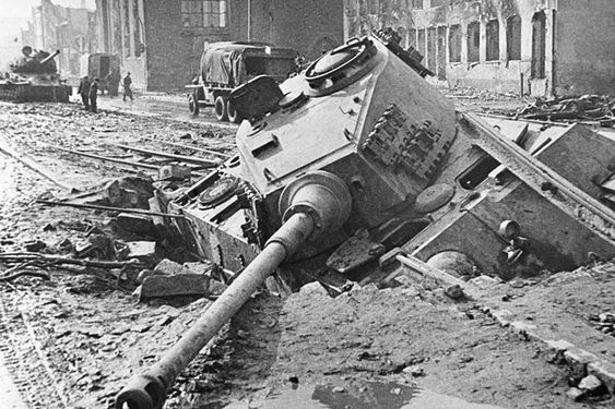 Historia y tecnología militar: Foto de un Tiger II accidentado en Danzig