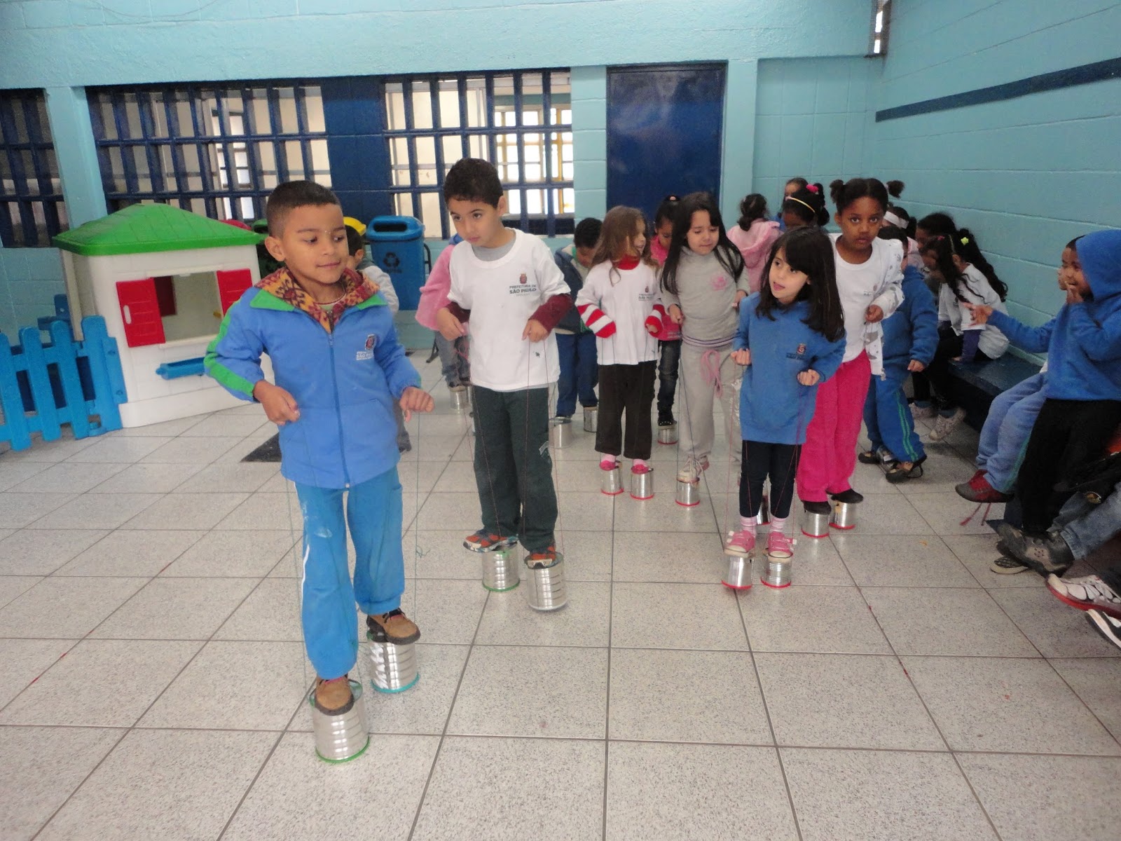 Blog da EMEI Cora Coralina: Brincando de pé de lata no Infantil II D