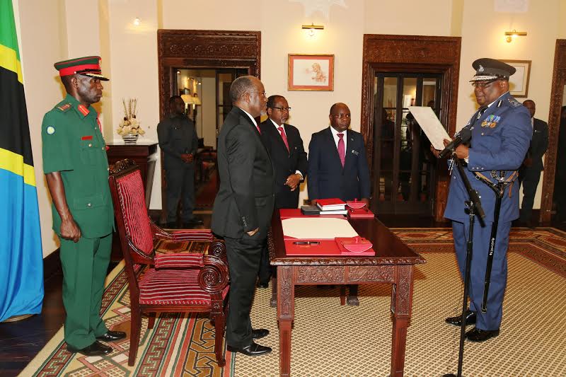 Rais Magufuli Awaapisha Balozi Na Makatibu Tawala Wawili.....Amtuea ...