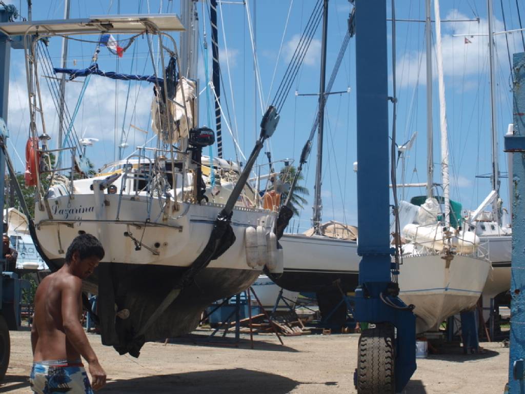 Lazarina des Océans: La Vie de Château (chantier....) à Raiatea