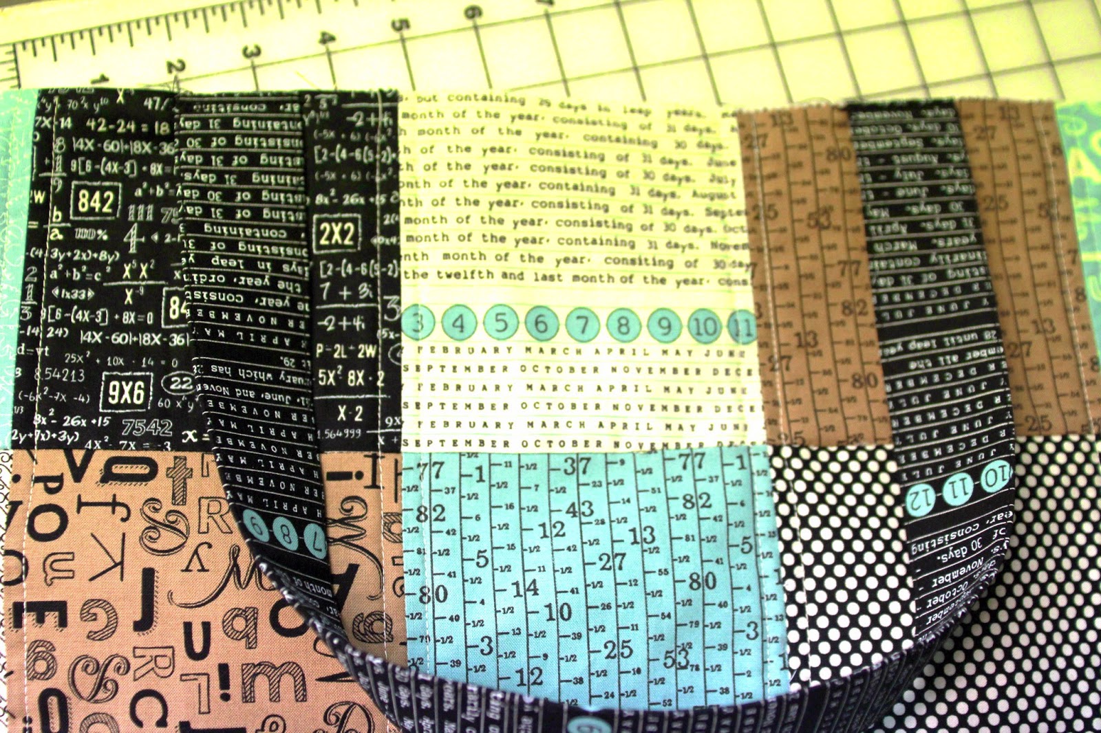 Girls in the Garden: Charm Pack Bag - Tutorial