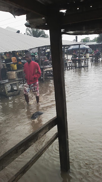 Flood Takes Over Market In Ozoro Community, Delta State - Photos - Gist ...