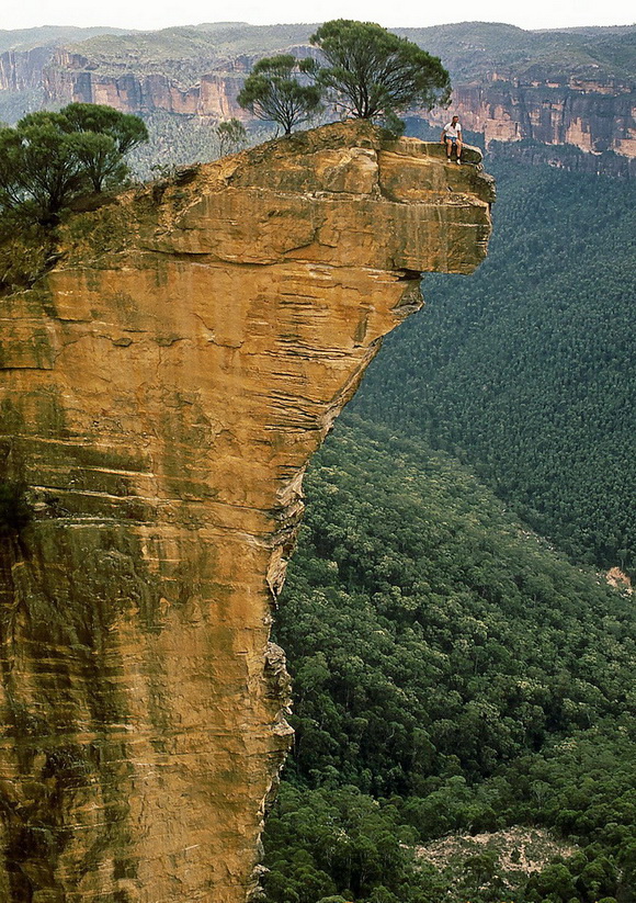 THE WORLD GEOGRAPHY: 10 Spectacular Overhanging Rocks
