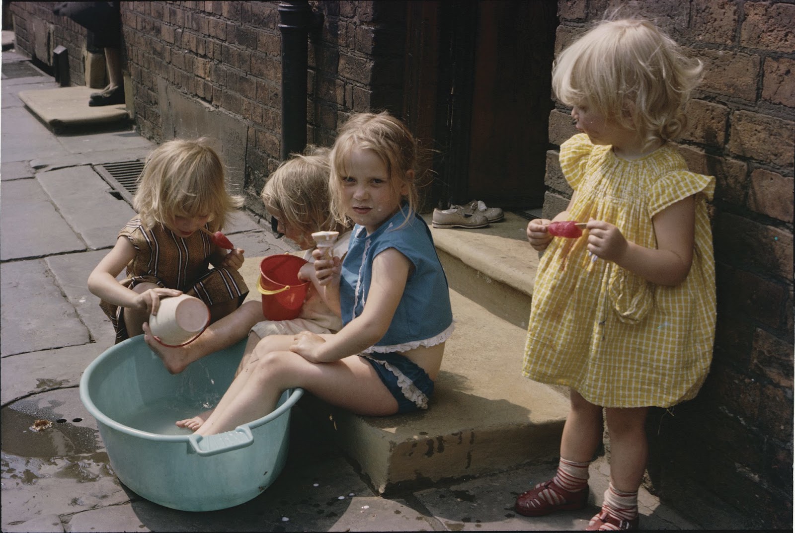 The Last Days of the Slums: 20 Amazing Vintage Photographs Capture Life ...