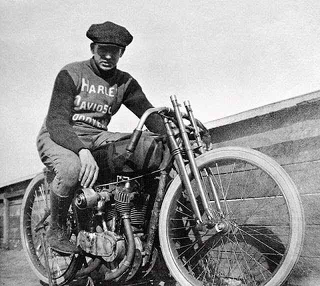 15 Vintage Photos of Motorcycle Riders Posing in Their Cool Harley ...