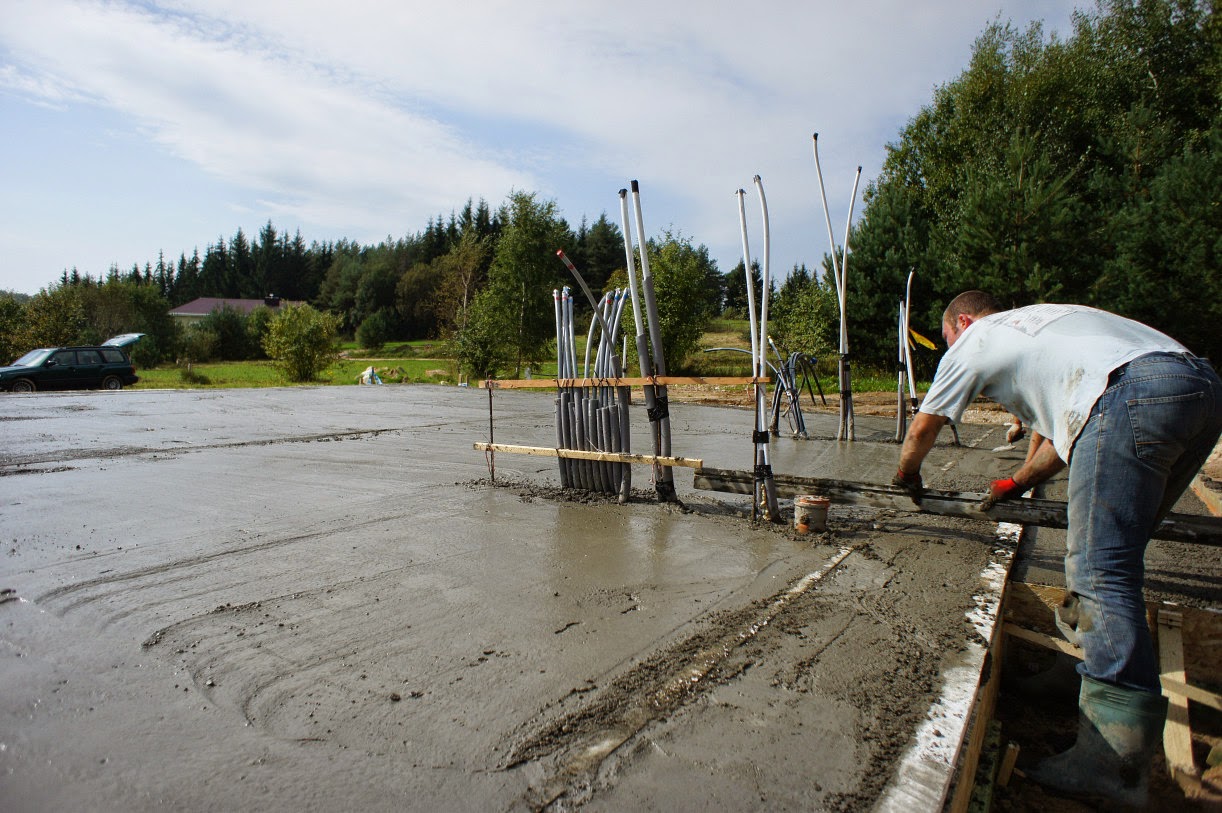 A-namas. Statome patys: Plokštuminio pamato betonavimas