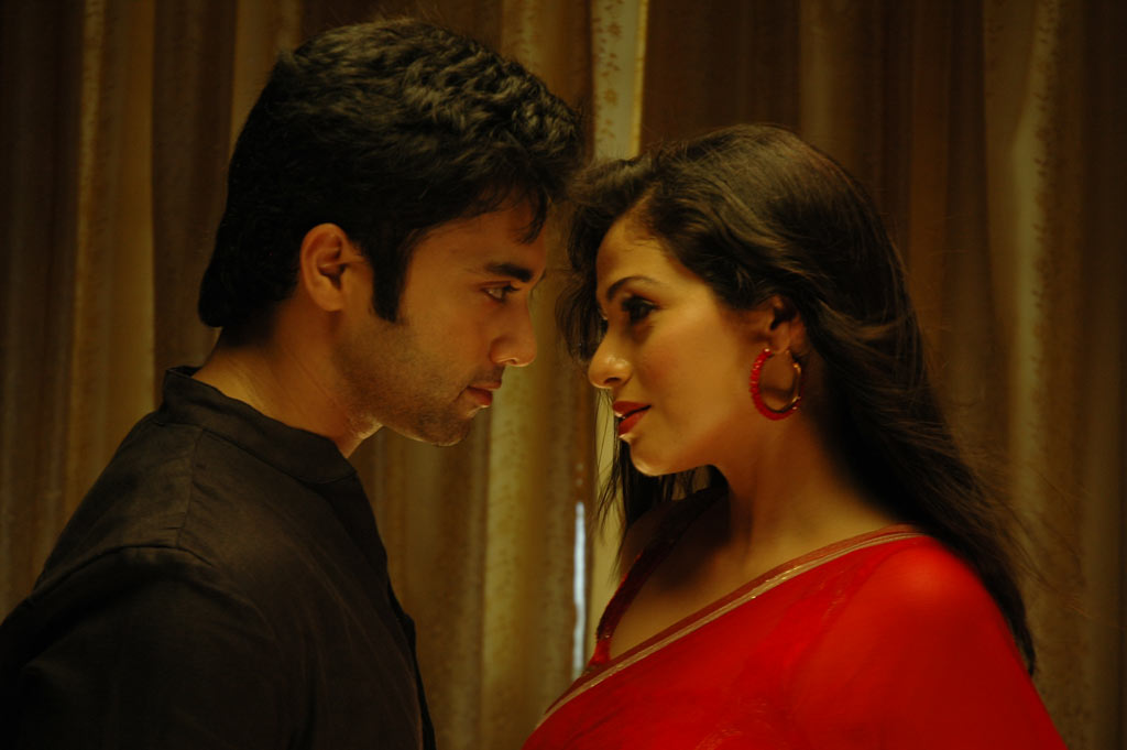 Sada Blue Saree Romantic Spicy Stills in Telugu Movie Mythri |Beautiful ...