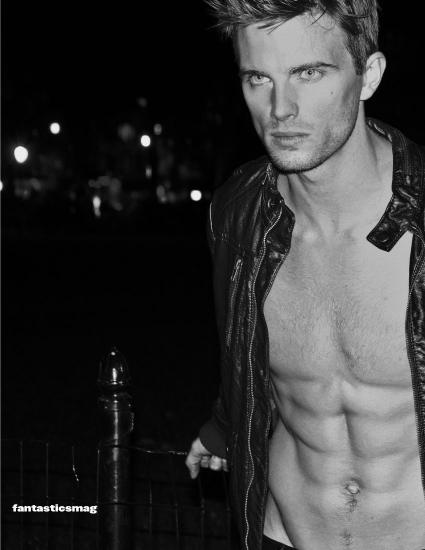 Menilike: Derrick Hayes