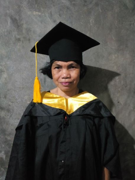 Son lends mother his toga to let her experience the joy of graduating