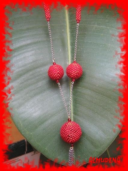 Un universo de cristal: Collar bolas rojo