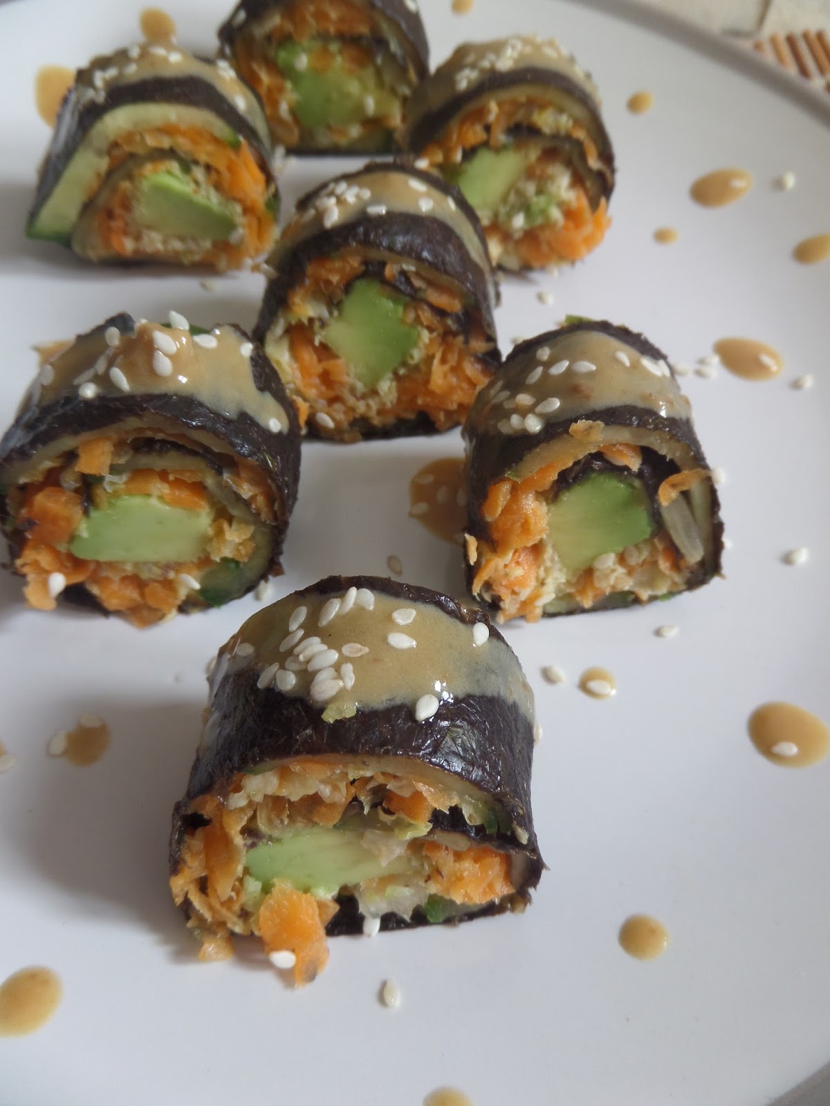 Raw veggie maki rolls with a miso sesame sauce // Bouchées Maki crues ...