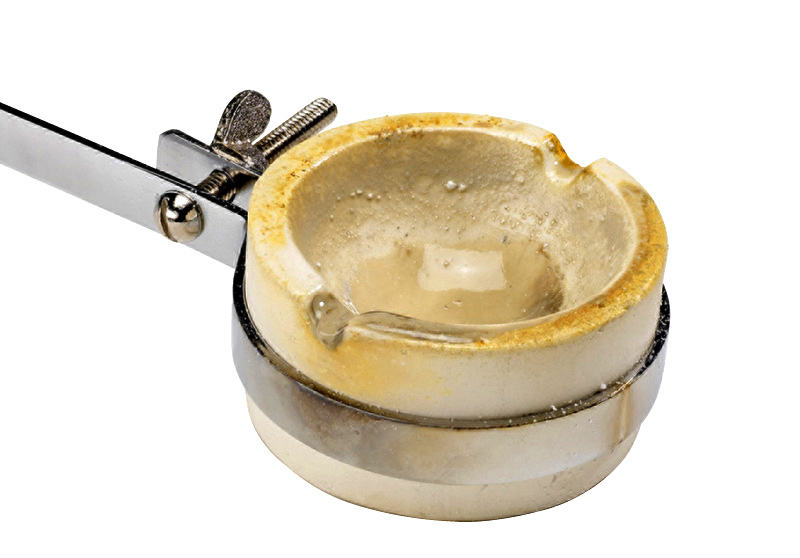 El Arte de la Orfebrería y Joyería : El cuidado de un crisol nuevo.