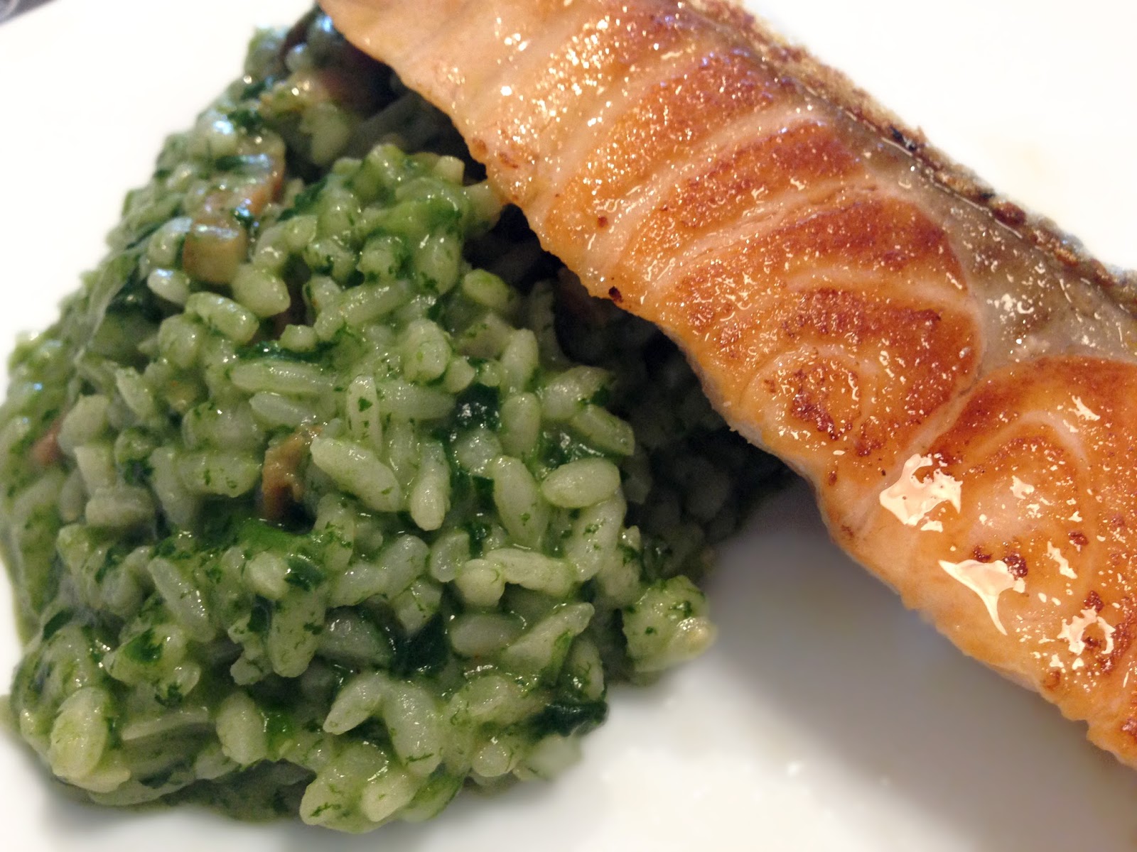 SALMÓN CON ARROZ CREMOSO DE ESPINACAS / CUCHARA, CUCHILLO, TENEDOR
