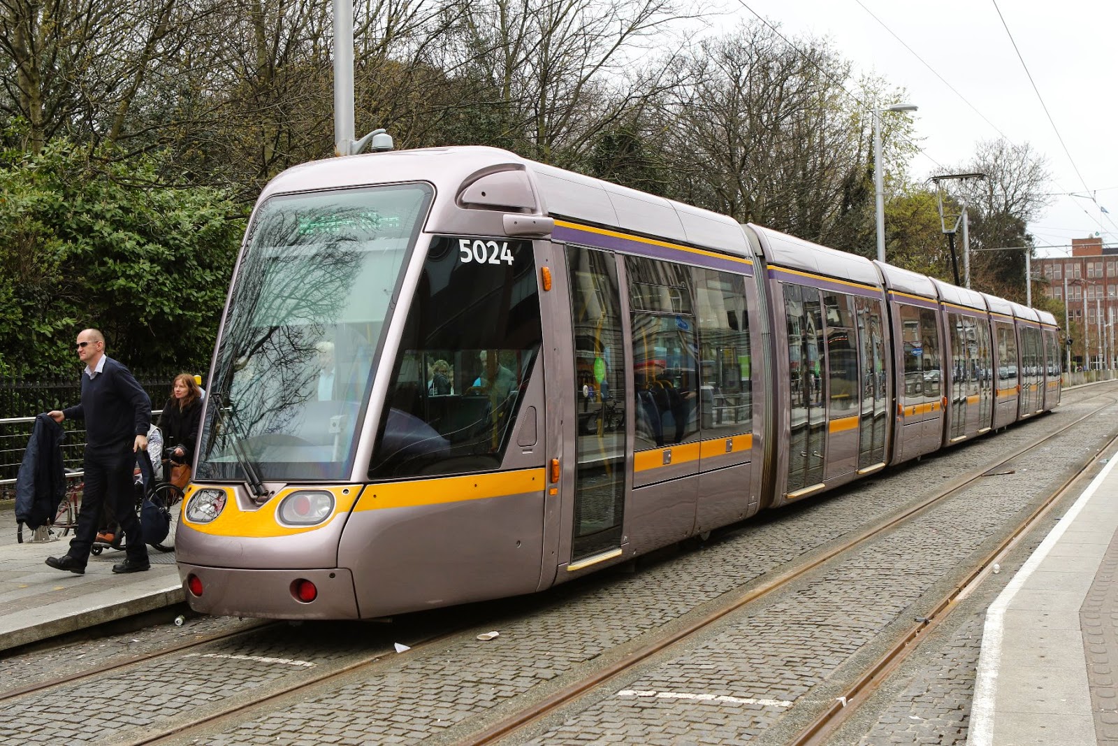 Richard's Tram Blog: DUBLIN LUAS AT EASTER 2015 - Luis Vieira