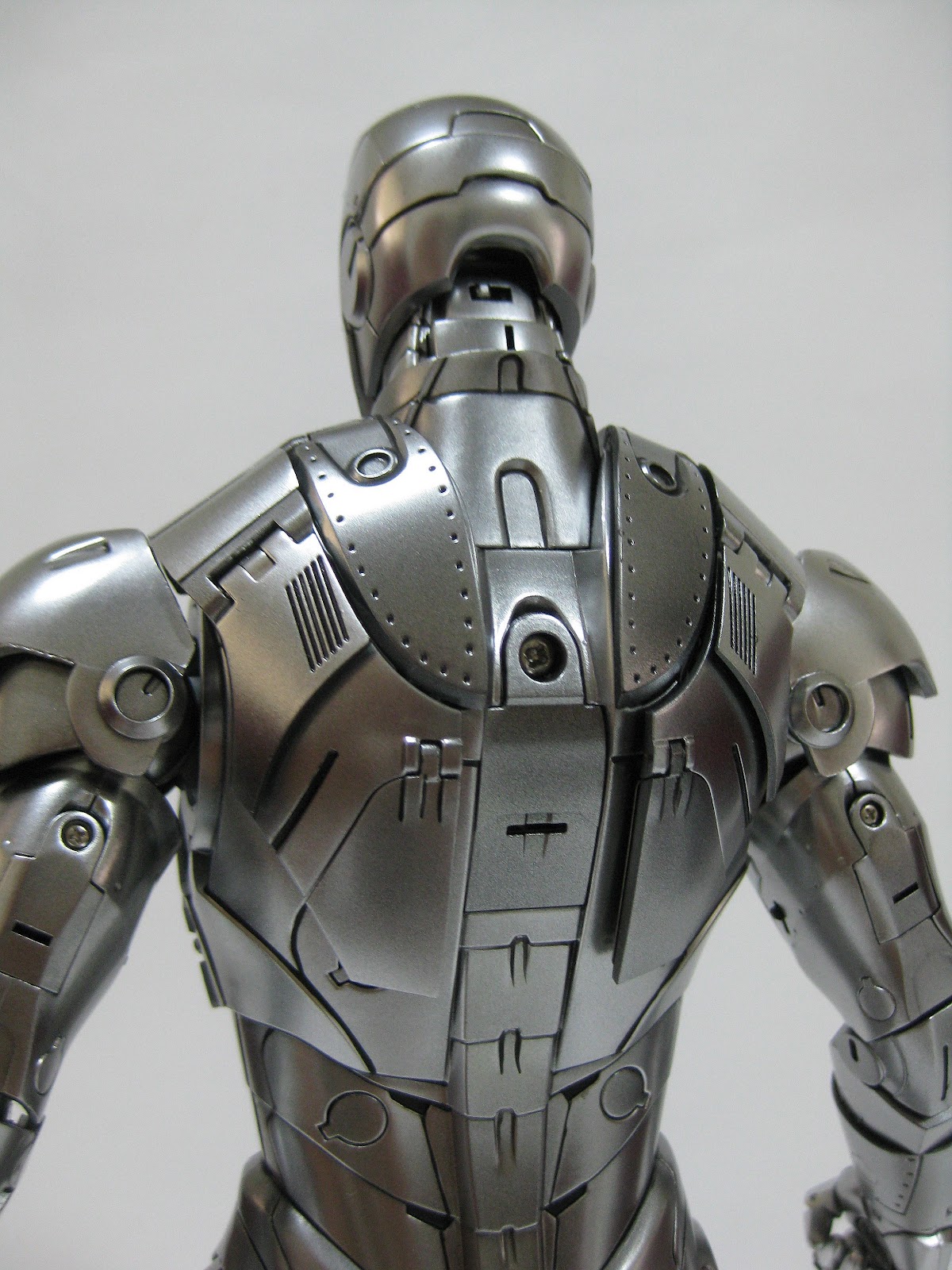 deSMOnd Collection: Hot Toys "Iron Man Mark II" Armor Unleashed Version ...
