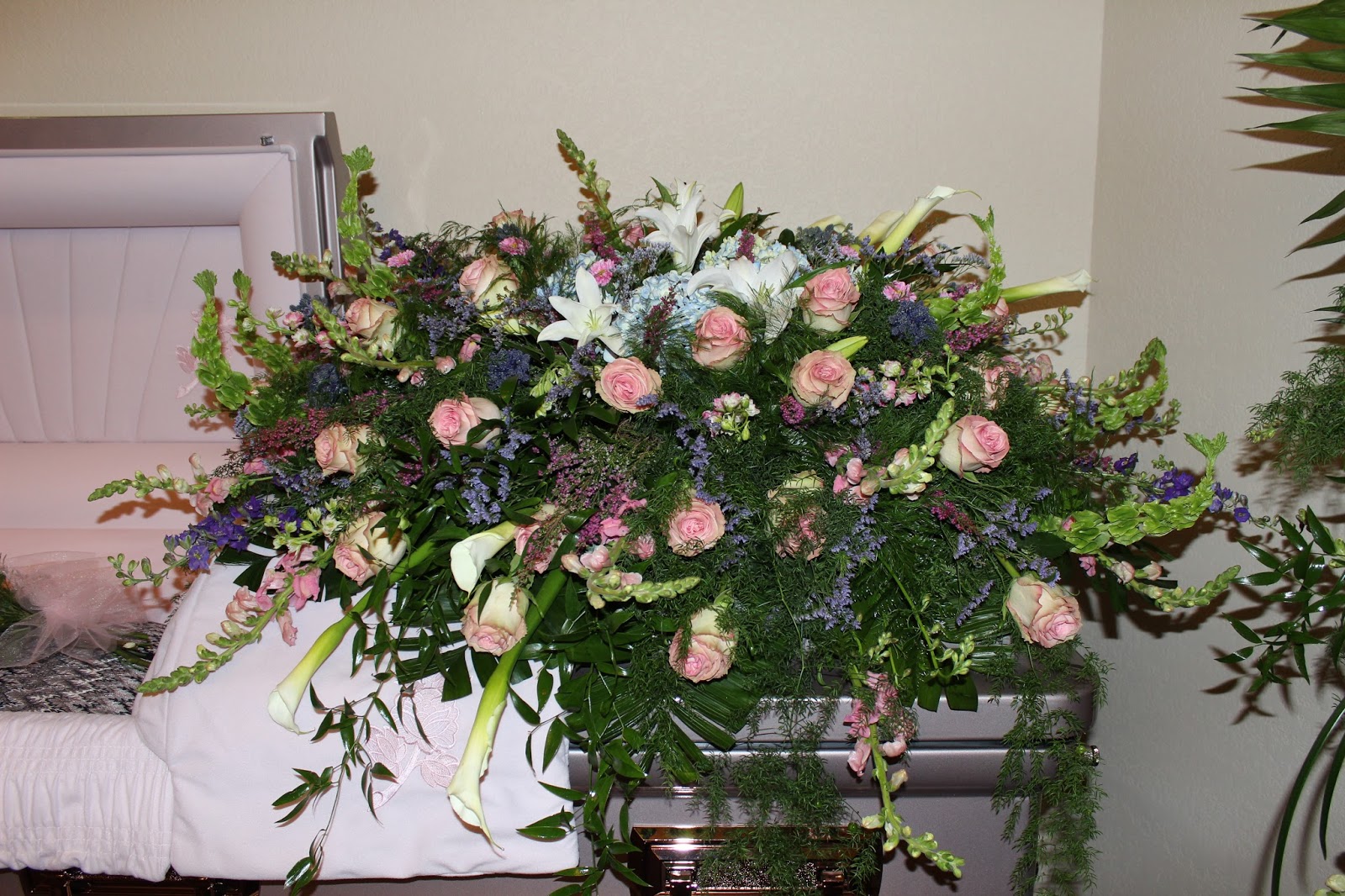Janice East Designs: Sympathy Tributes - Casket Sprays