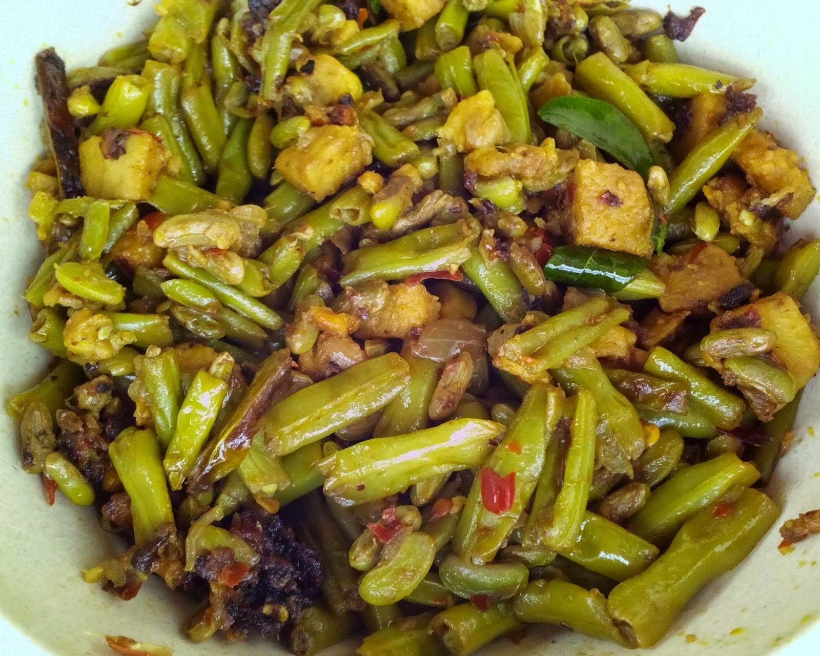 Achinga / Payar Chena Mezhukkuparatti (Cowpea pods and Elephant Foot ...