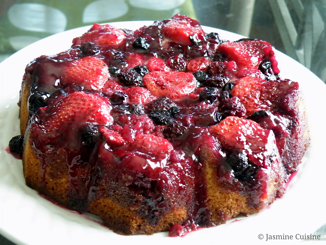 Gâteau renversé aux fruits des champs - Jasmine Cuisine