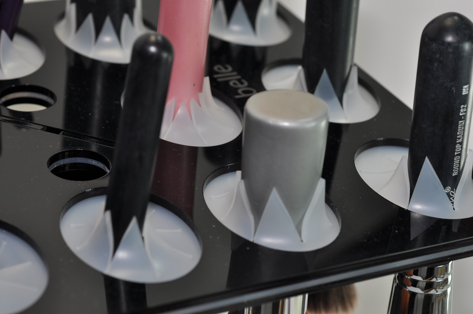 Benjabelle Makeup Brush Tree Review - The Shades Of U