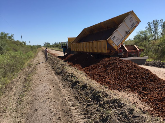 COMIENZA LA REPOSICIÒN DE RIPIO EN RUTA 20 | Sitio: DESDE FEDERAL