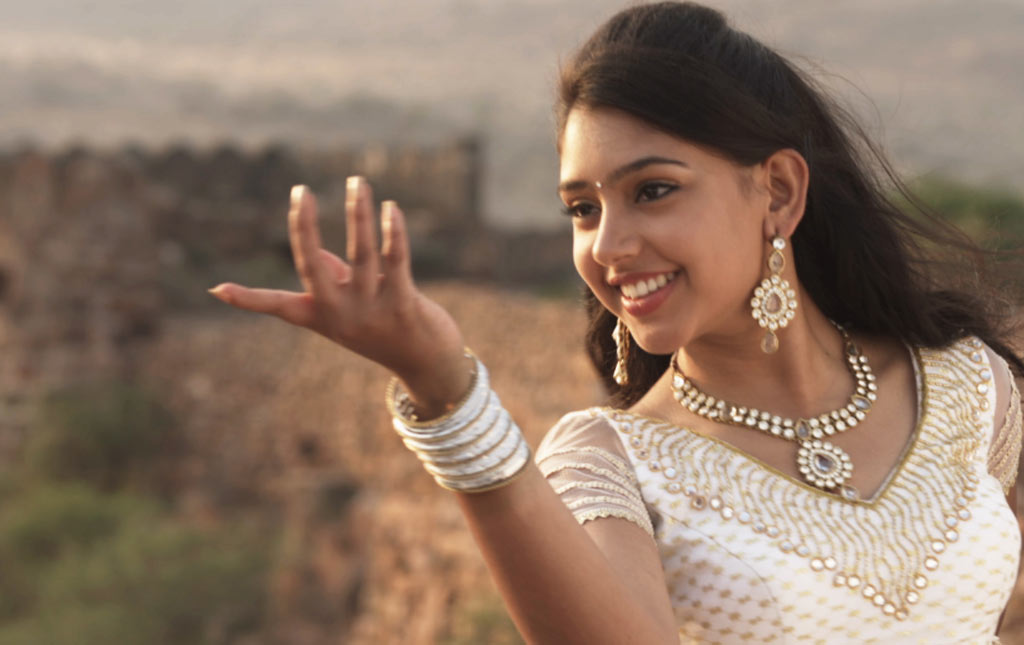 Neethi Taylor New Stills in Kaliyugam Movie |Tamil Cinema News Updates ...