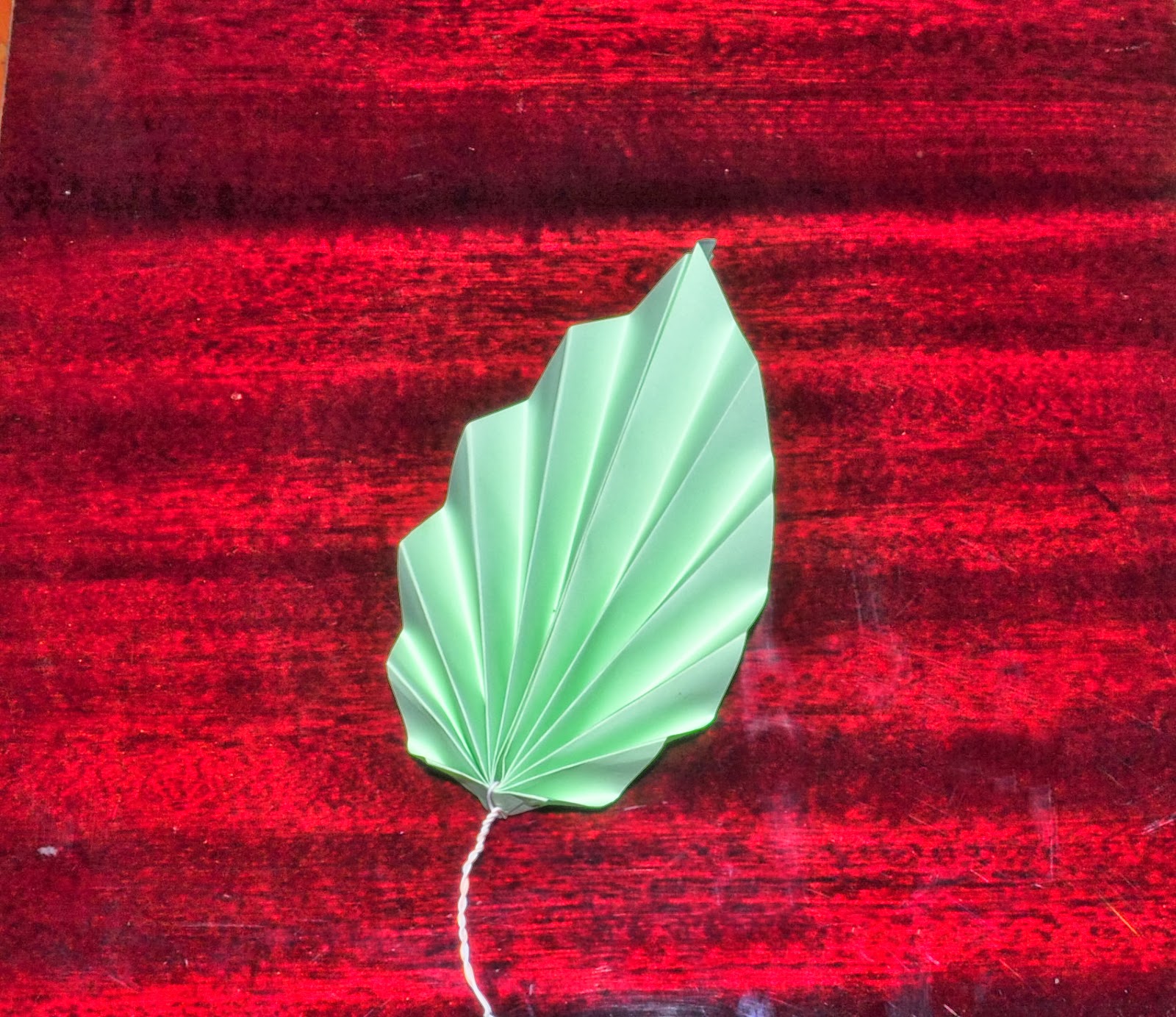 .printre nori: Frunze de hartie - model simplu