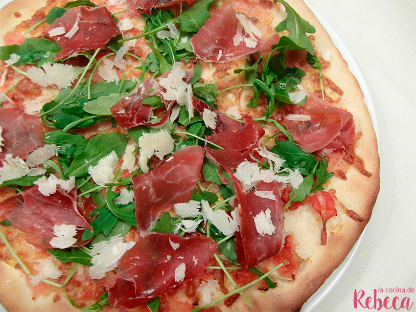 La cocina de Rebeca: Pizza de jamón, rúcula y parmesano