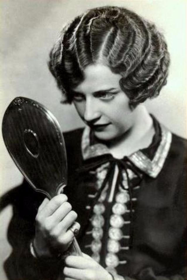 Vintage Pictures Show a Step-by-Step Tutorial on How to Make the Marcel ...